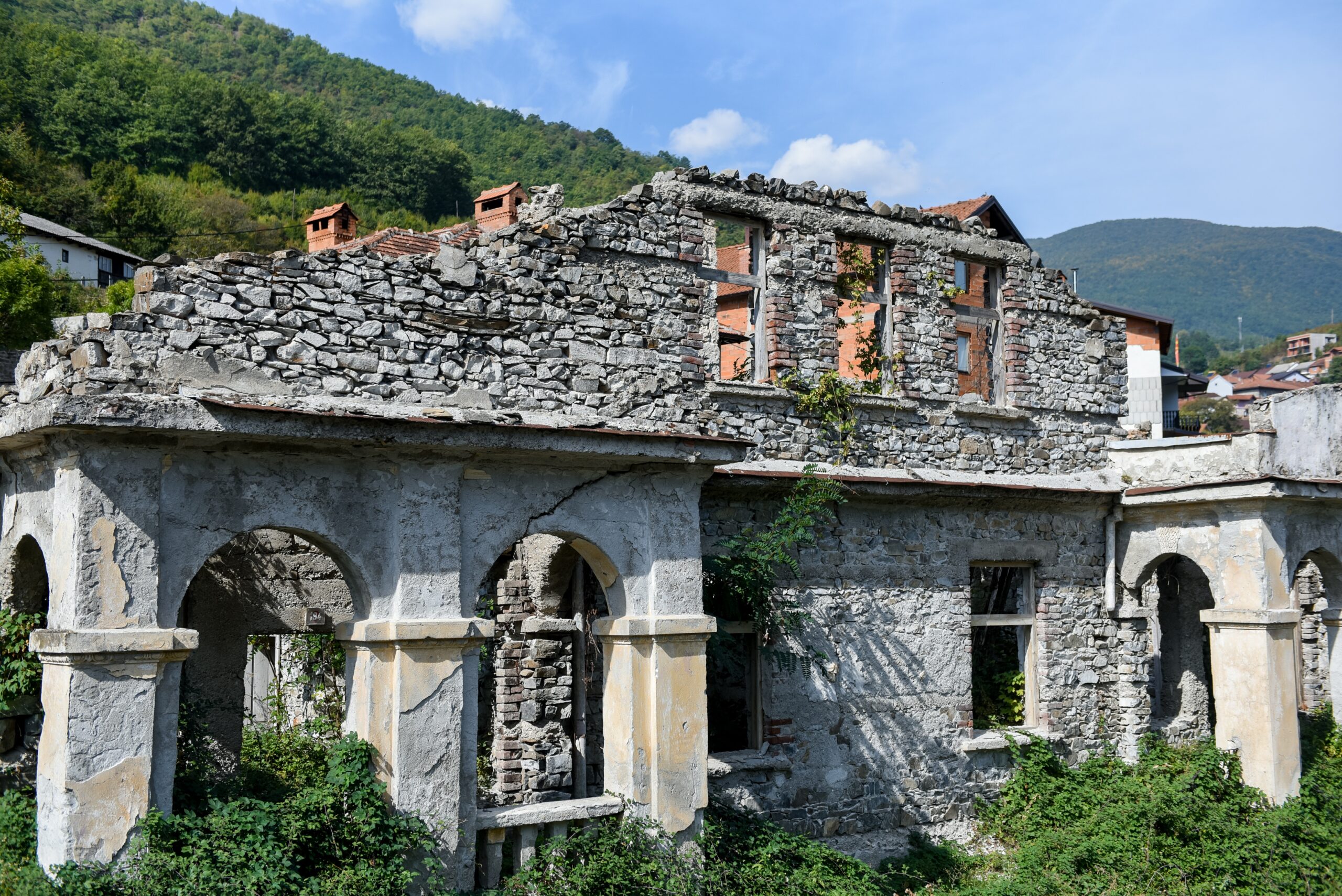 Се уредува старото училиште во Тресонче – родното село на Дичо Зограф ...